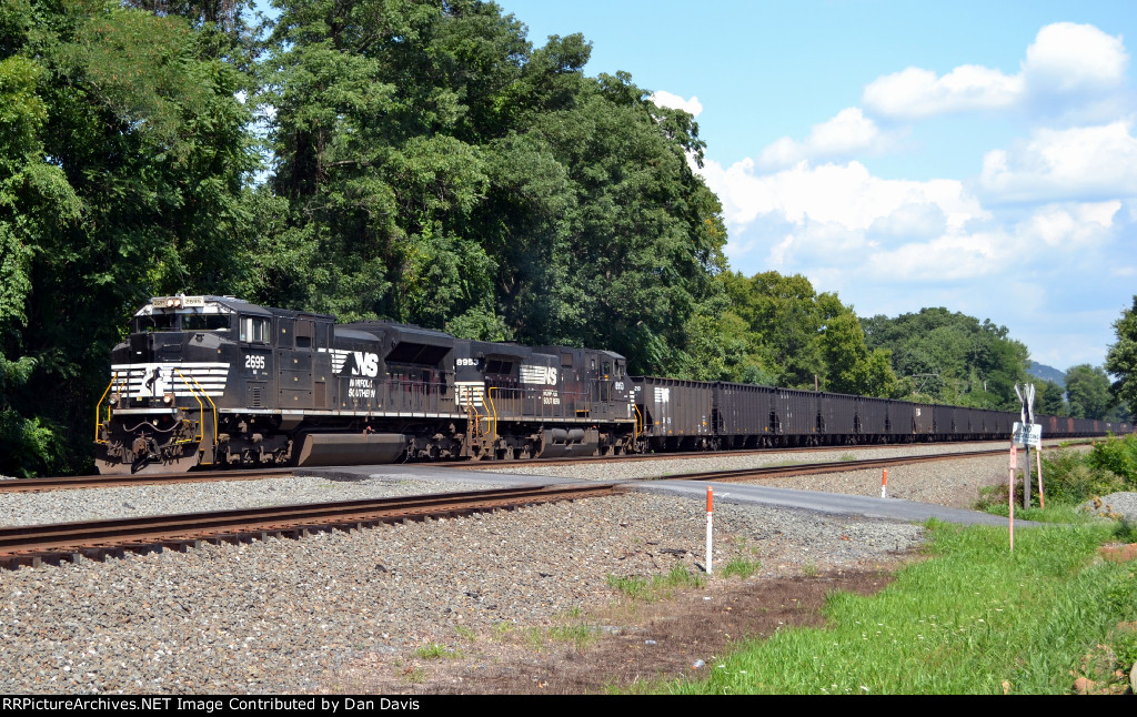 NS SD70M-2 2695 and C40-9W 8953 lead 651 through Cove
